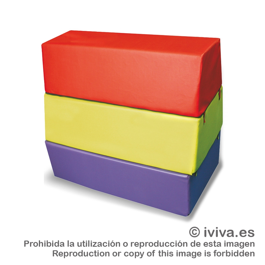 Plinton desmontable piramidal de espuma.